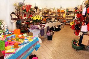 20 Beautiful Gift Shop Display ideas to Attract Customers and Boost ...